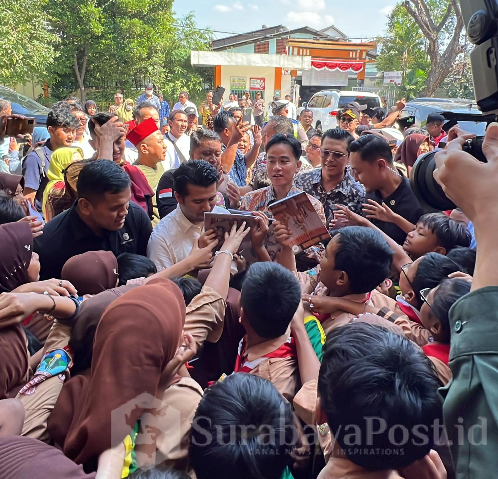Kejutan Manis, Gibran, Emil dan Hendy Bagikan Susu dan Alat Tulis di ...