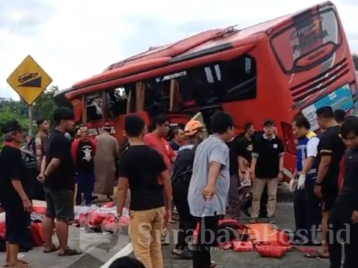Insiden Maut Bus VS Truk di Tol Pandaan-Malang, Empat Orang Dikabarkan Tewas | SurabayaPost